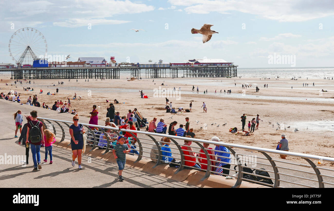 Blackpool, UK. 17th Aug, 2017. UK Weather. Hot sunny weather brings out ...
