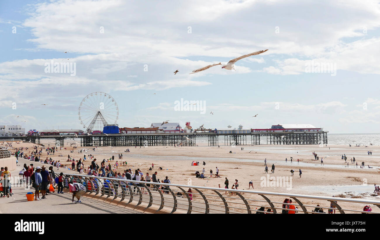 Blackpool, UK. 17th Aug, 2017. UK Weather. Hot sunny weather brings out ...