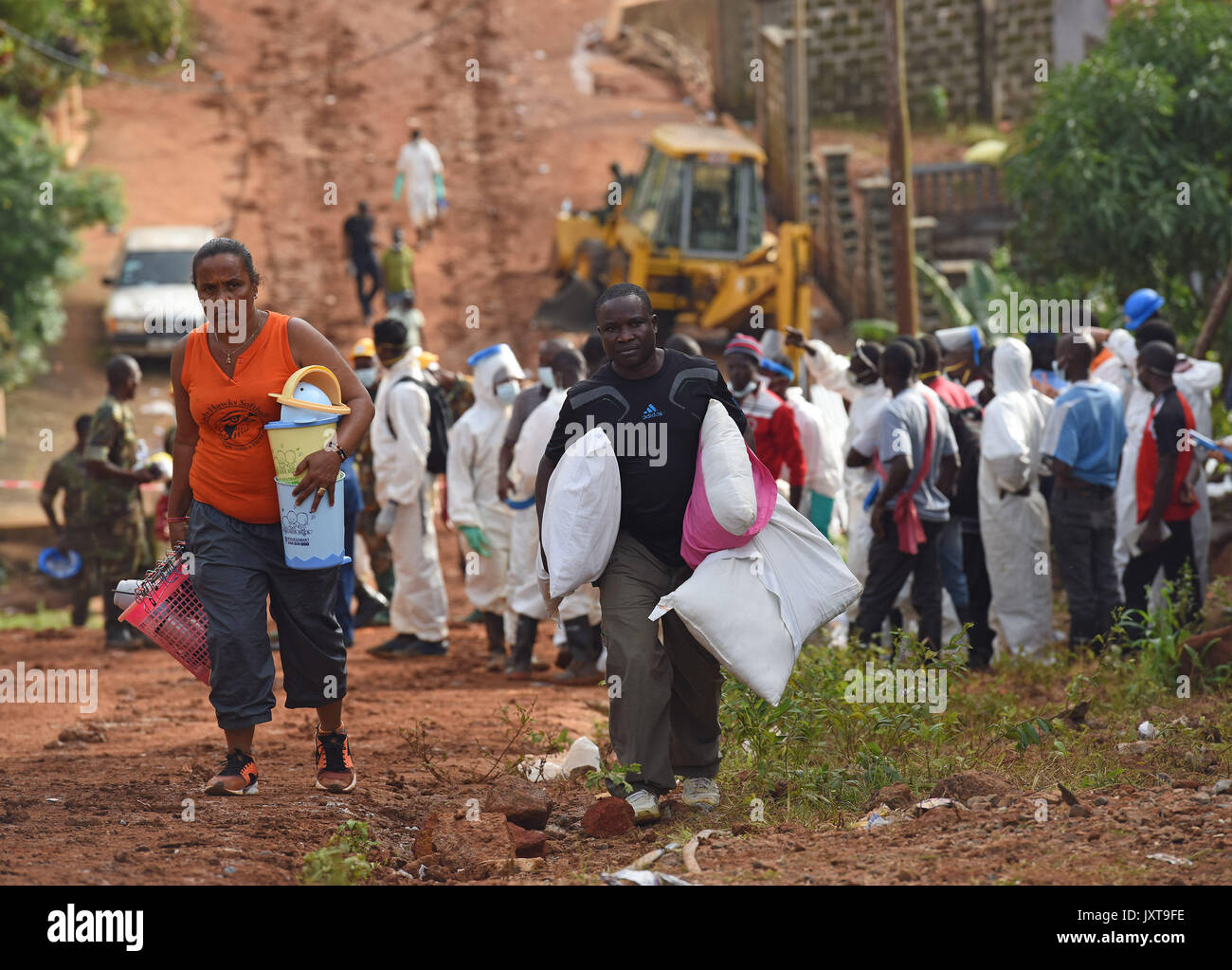 Freetown, Sierra Leone. 17th Aug, 2017. Local people transfer their ...