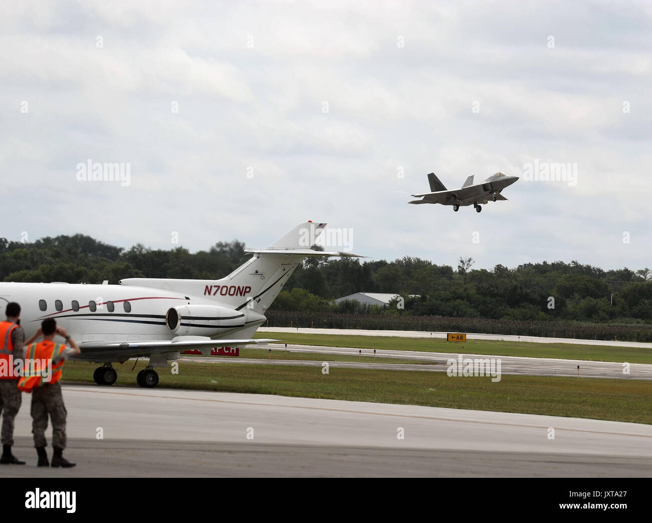 Chicago, USA. 17th Aug, 2017. A F-22 fighter plane lands at Gary Jet ...