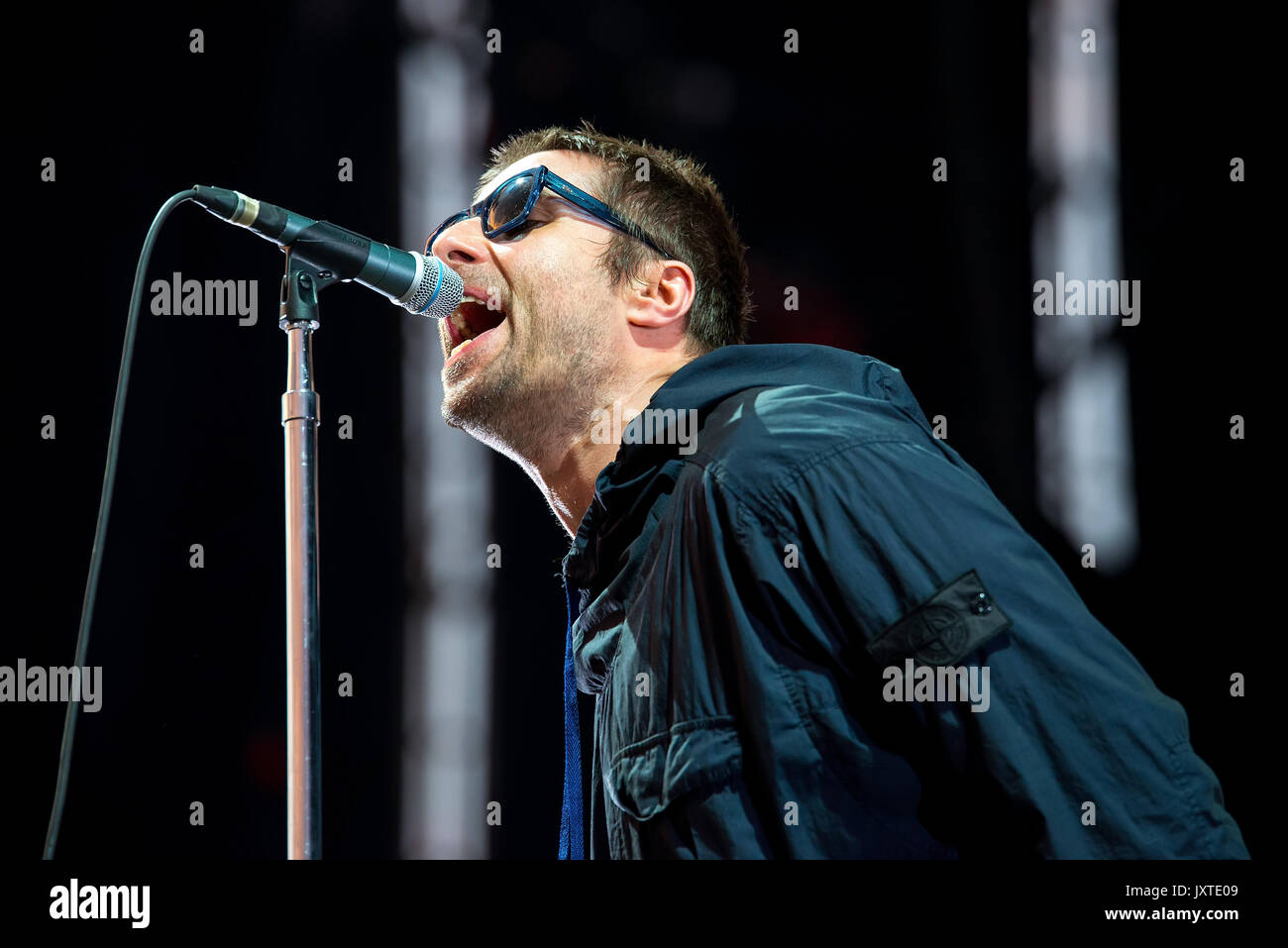 Liam gallagher oasis on stage hi-res stock photography and images - Alamy