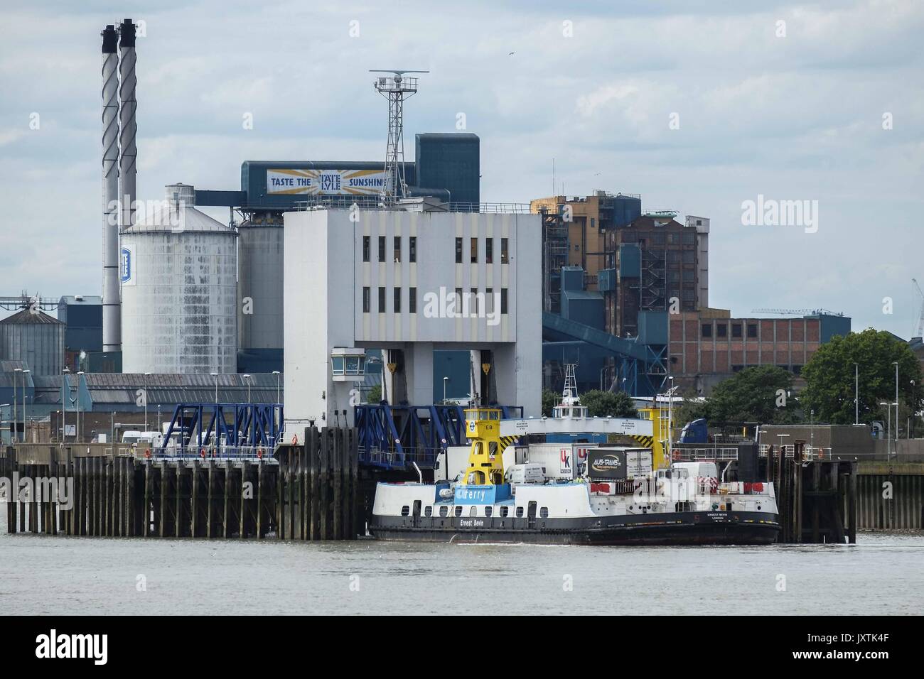 Cars on the woolwich ferry hi-res stock photography and images - Alamy