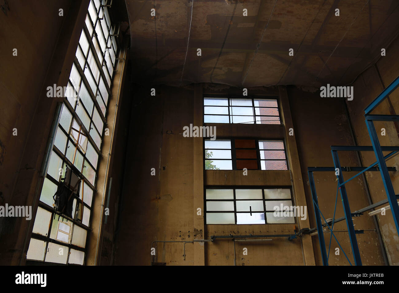 Large industrial windows hi-res stock photography and images - Alamy