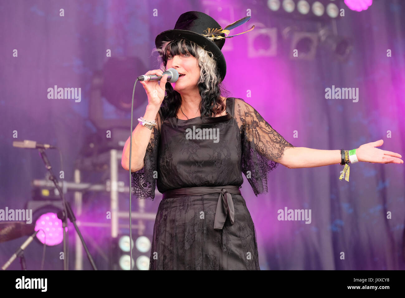 Joy Strachan Brain, lead singer of Quill performing at Cropredy ...