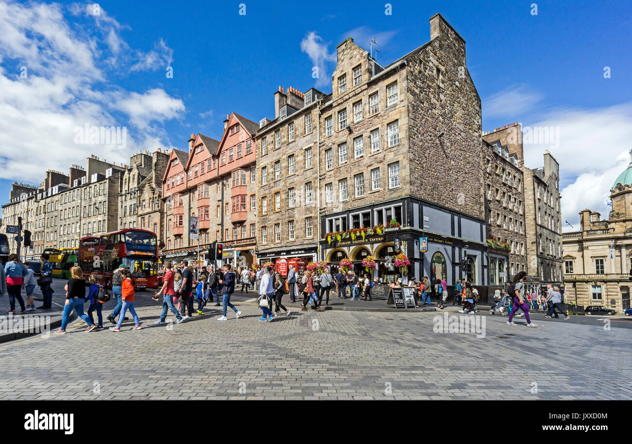 Corner of Lawnmarket and Bank Street during the Edinburgh Festival ...