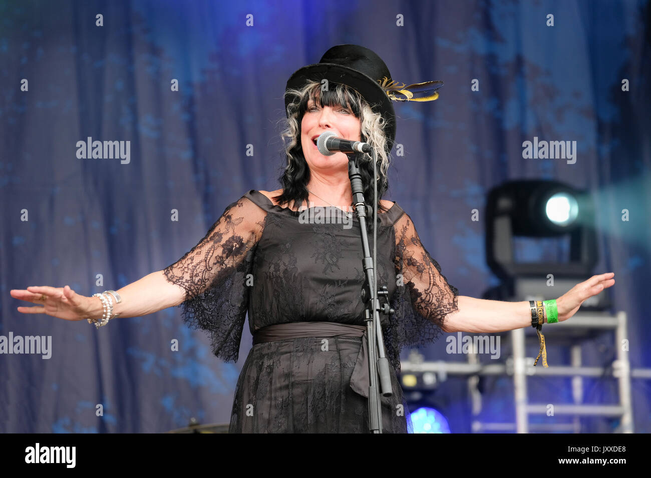 Joy Strachan Brain, lead singer of Quill performing at Cropredy ...
