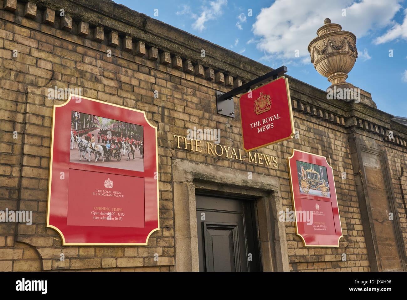 Royal Mews Buckingham palace Stock Photo - Alamy