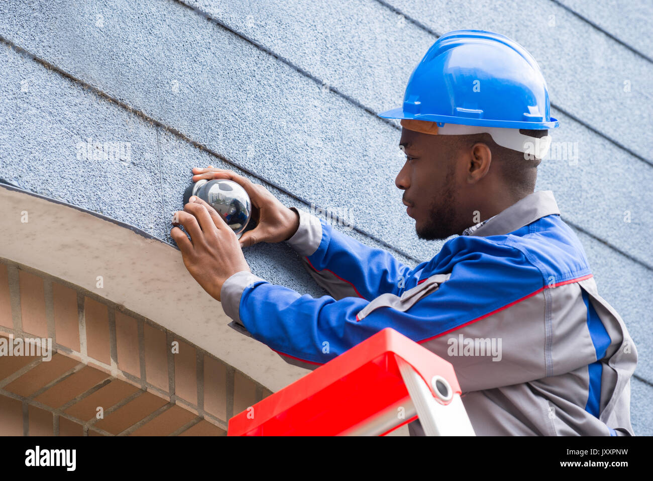 Installing security camera hi-res stock photography and images - Alamy