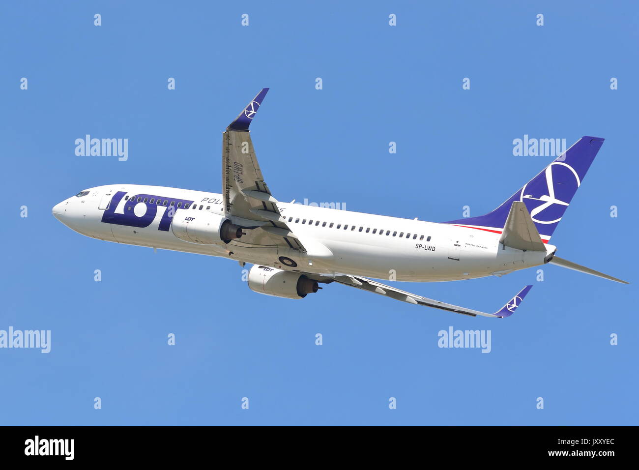 LOT Boeing 737-800 SP-LWD taking off from London Heathrow Airport, UK ...