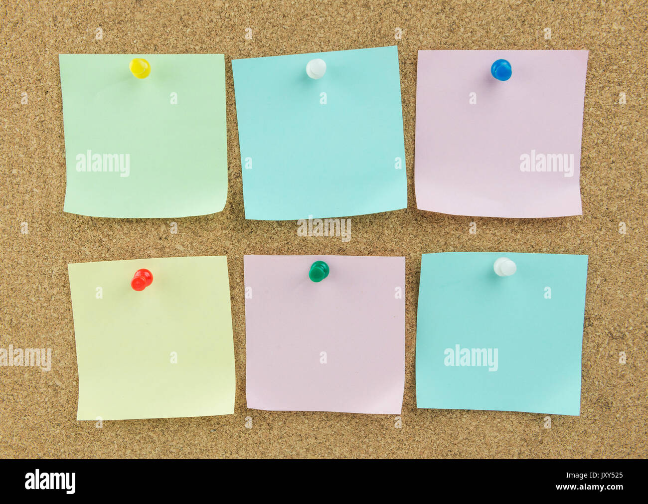 Sticky note on cork board background Stock Photo - Alamy
