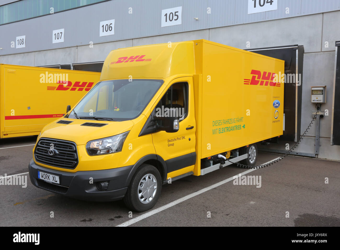 Delivery dhl van hi-res stock photography and images - Alamy