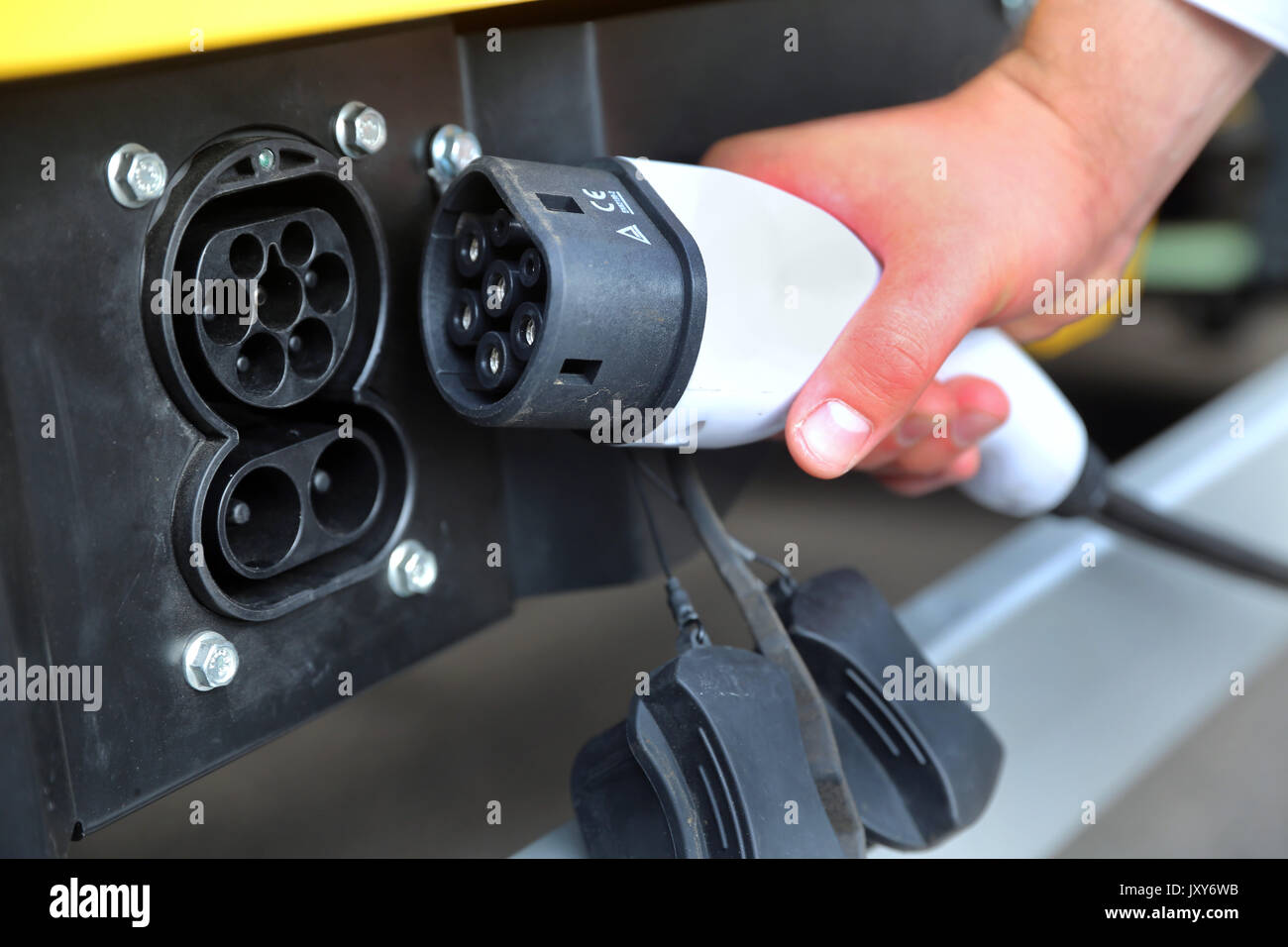 Charge cable and plug of the new StreetScooter Work XL electric ...