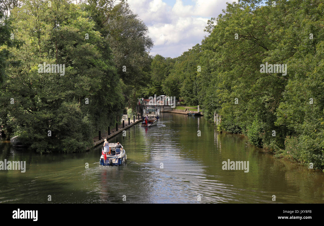 Boats approaching Hurley Lock on the river Thames in Berkshire Stock ...