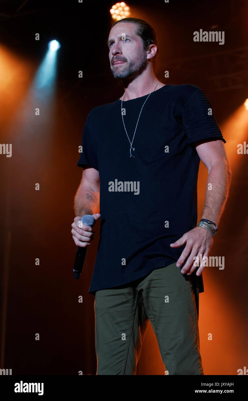 Singers profile hi-res stock photography and images - Alamy