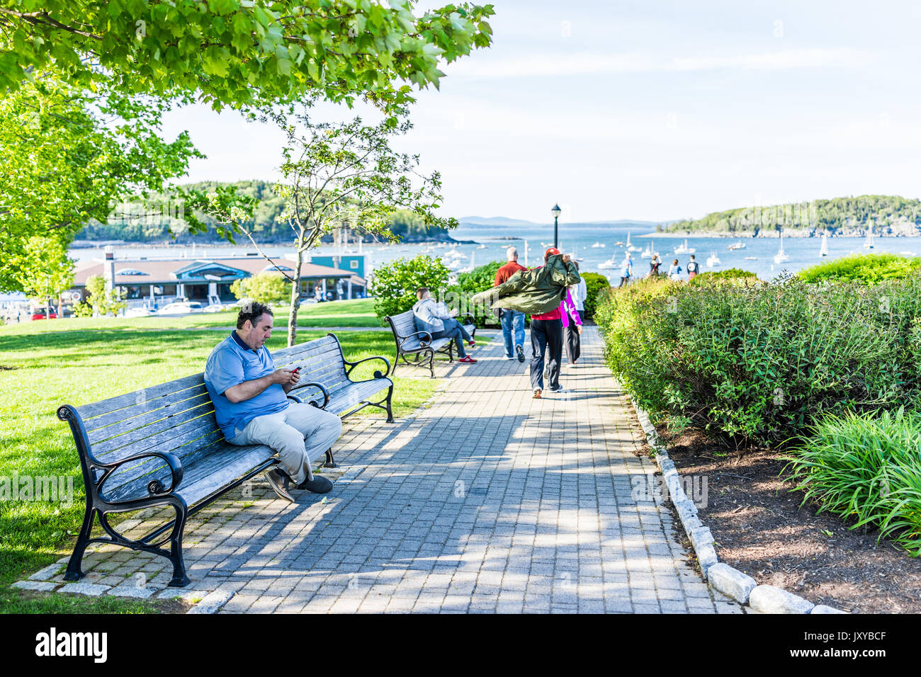 People sitting on park benches hi-res stock photography and images - Alamy