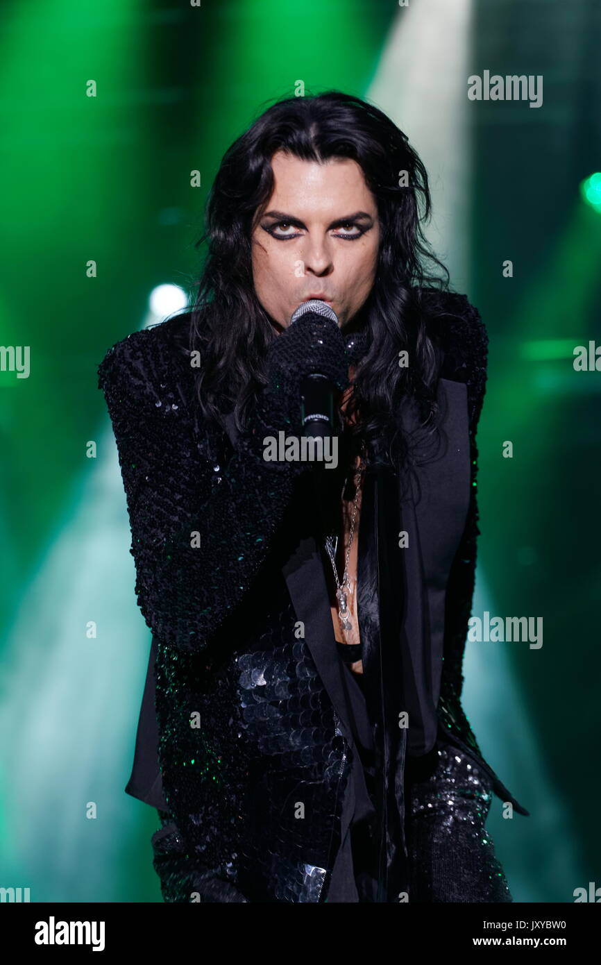 Vocal performer hi-res stock photography and images - Alamy