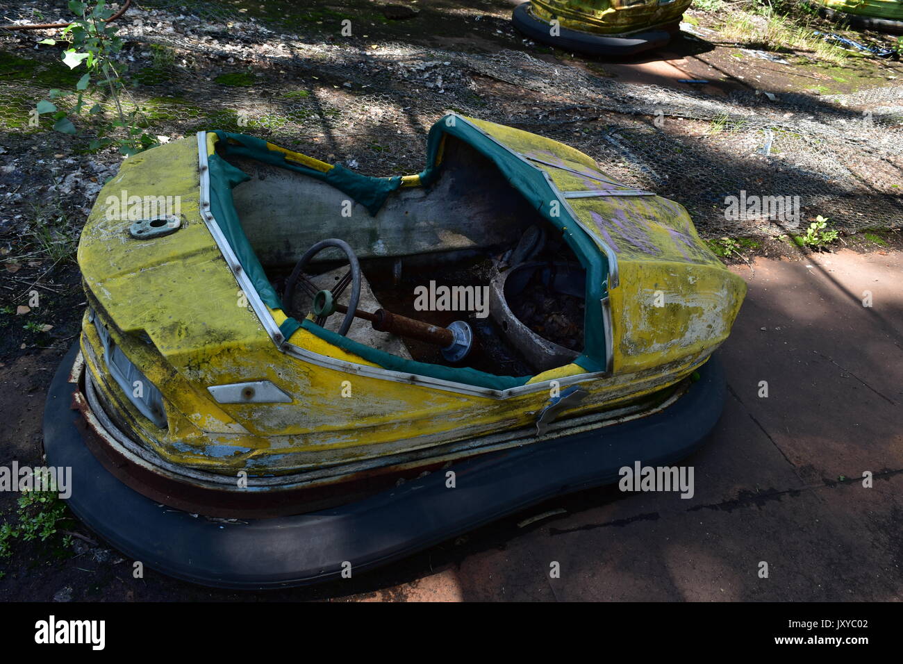 Abandoned amusement park ride car hi-res stock photography and images ...