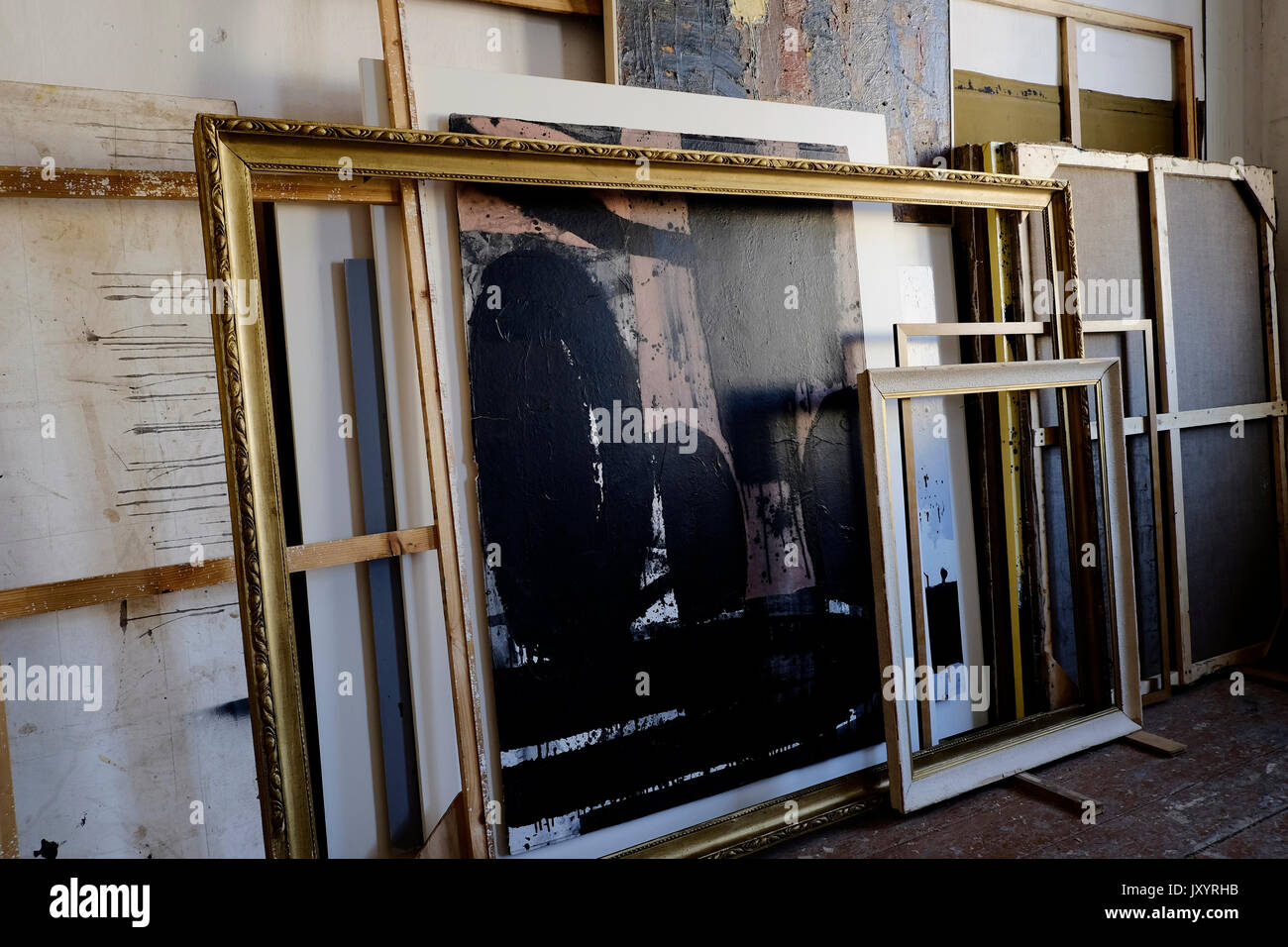 Leaning frame wall hi-res stock photography and images - Alamy