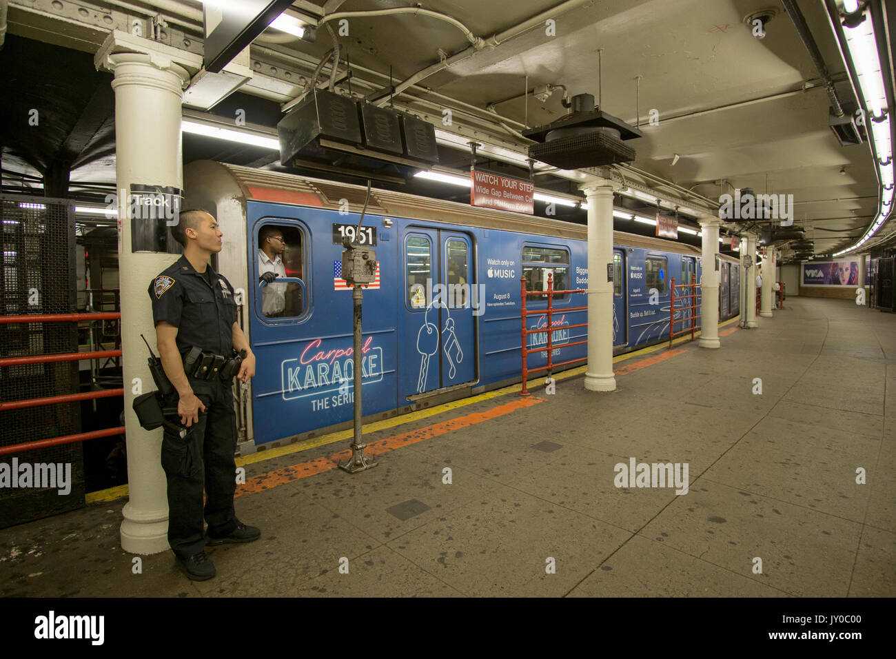 Manhattan subway leaves platform hi-res stock photography and images ...
