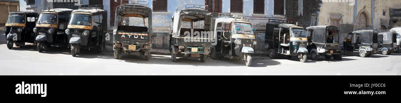 Rural auto rickshaw road hi-res stock photography and images - Alamy