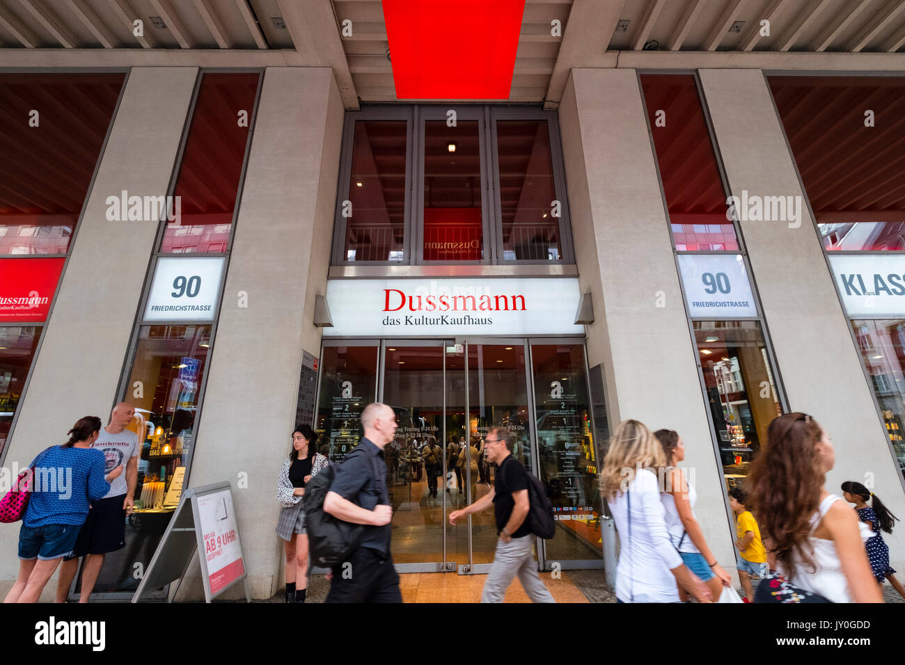 Bookstore exterior hi-res stock photography and images - Alamy