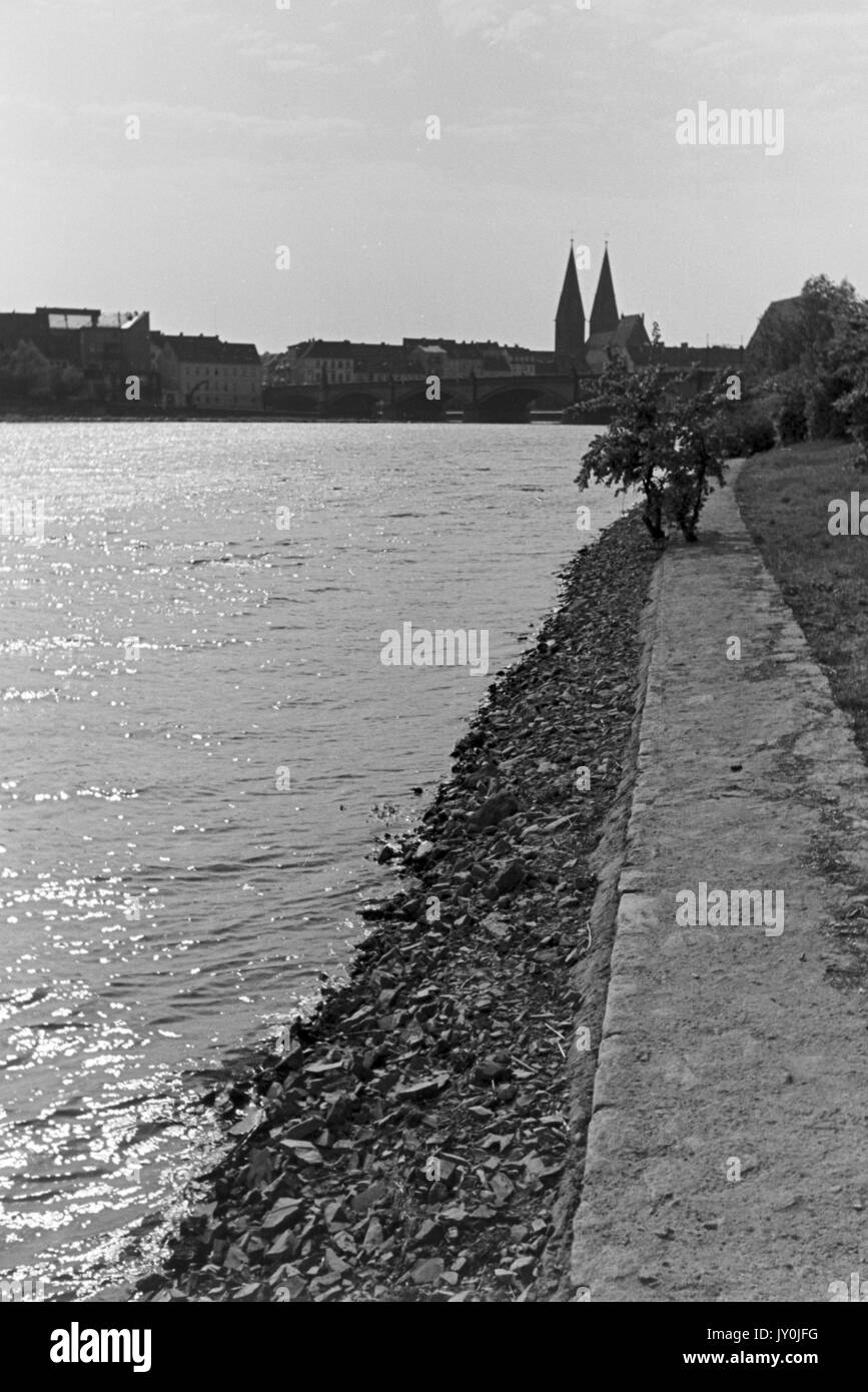 Narrow Vertical Edge High Resolution Stock Photography and Images - Alamy