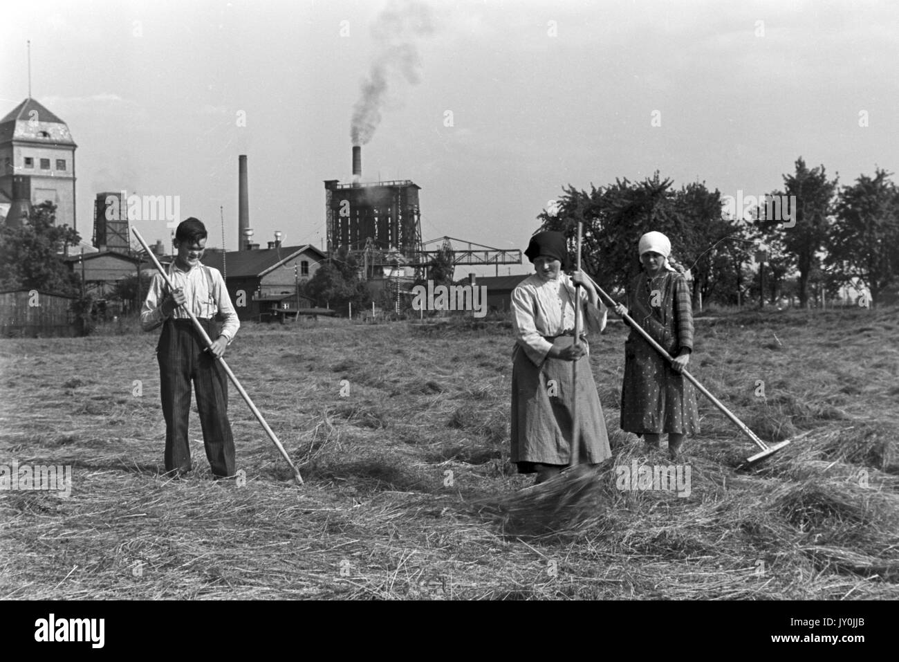 Farm Workers 1930s High Resolution Stock Photography and Images - Alamy