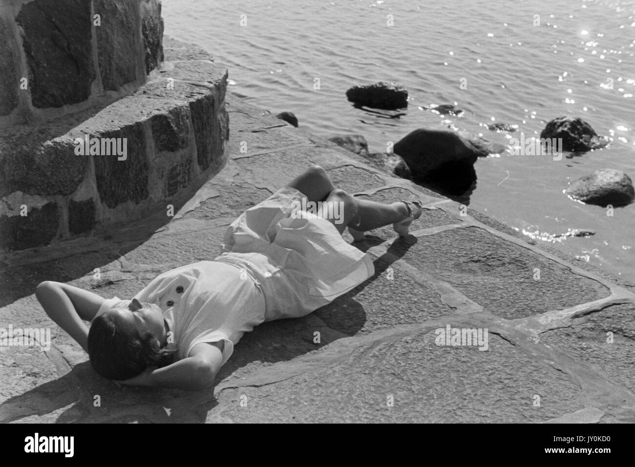 Sunbathing Vintage Stock Photos & Sunbathing Vintage Stock Images - Alamy