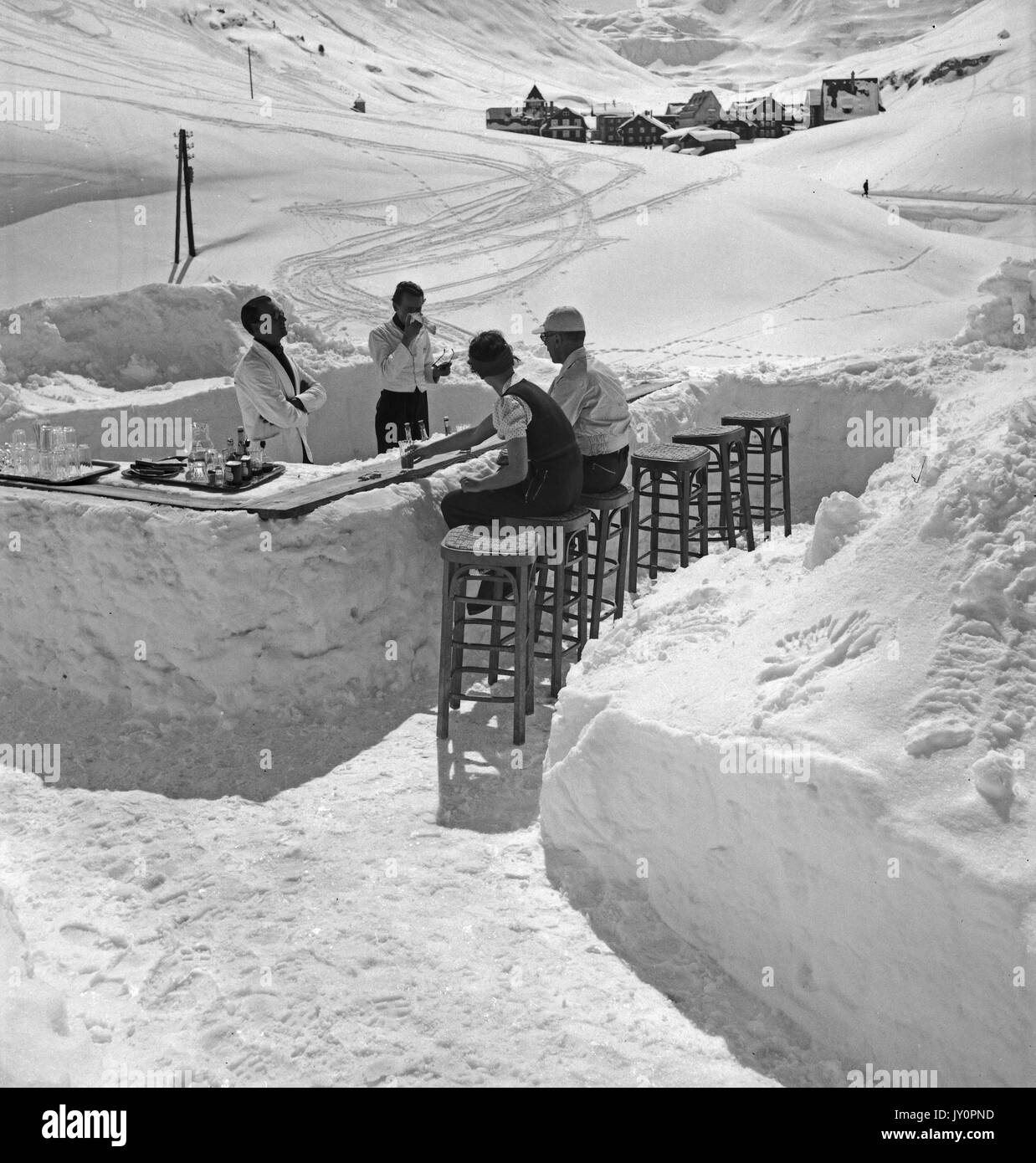 Bartender 1930s High Resolution Stock Photography and Images - Alamy