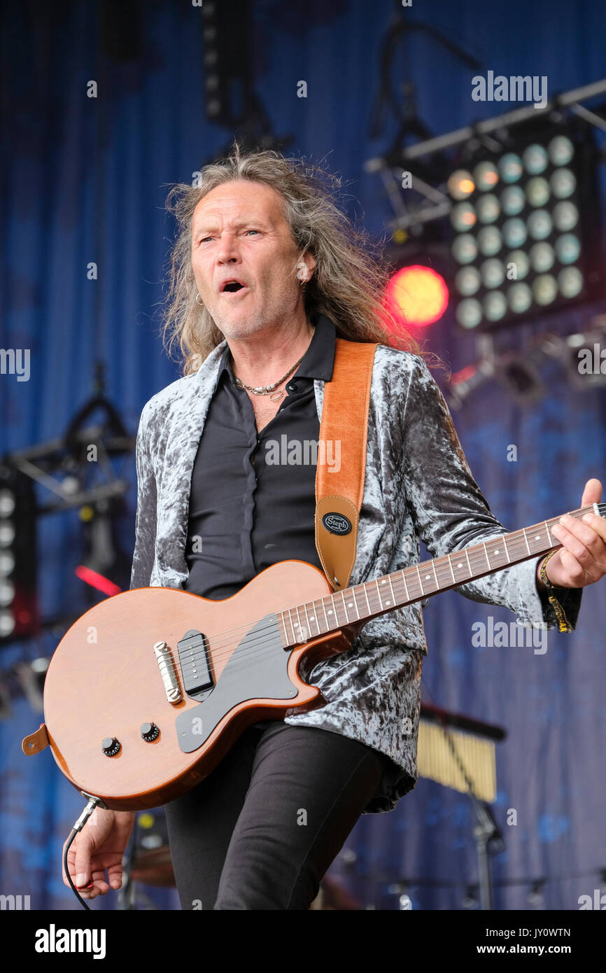 Greg Hart of Cats in Space performing at Cropredy Festival, Banbury ...