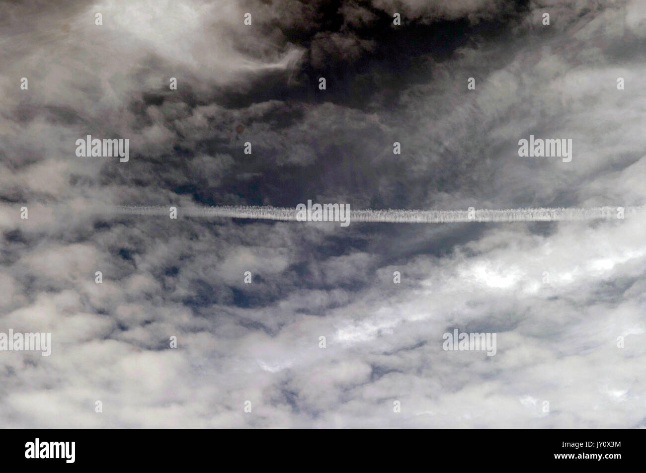 Persistent contrails hi-res stock photography and images - Alamy