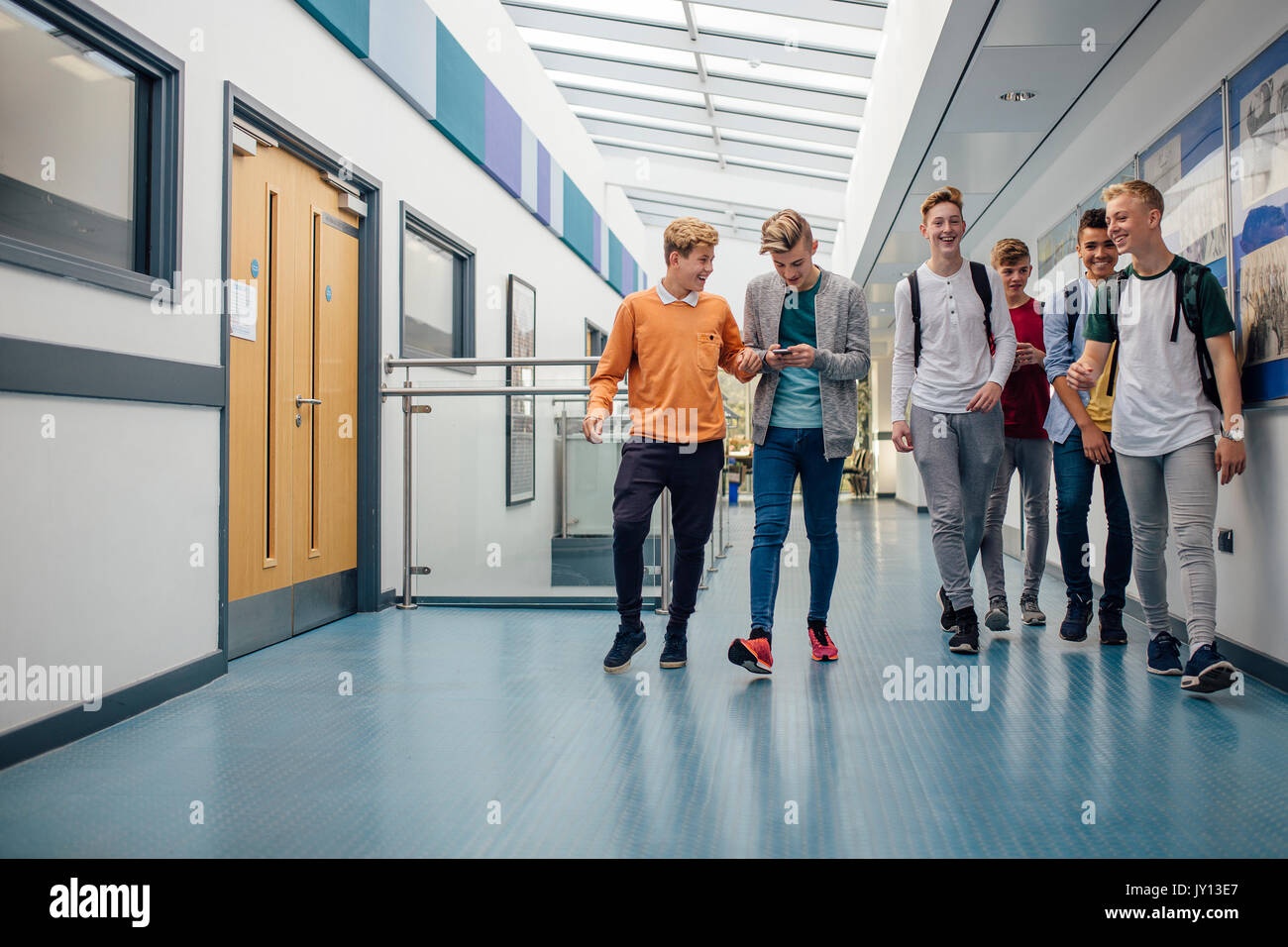 College students talking hall hi-res stock photography and images - Alamy