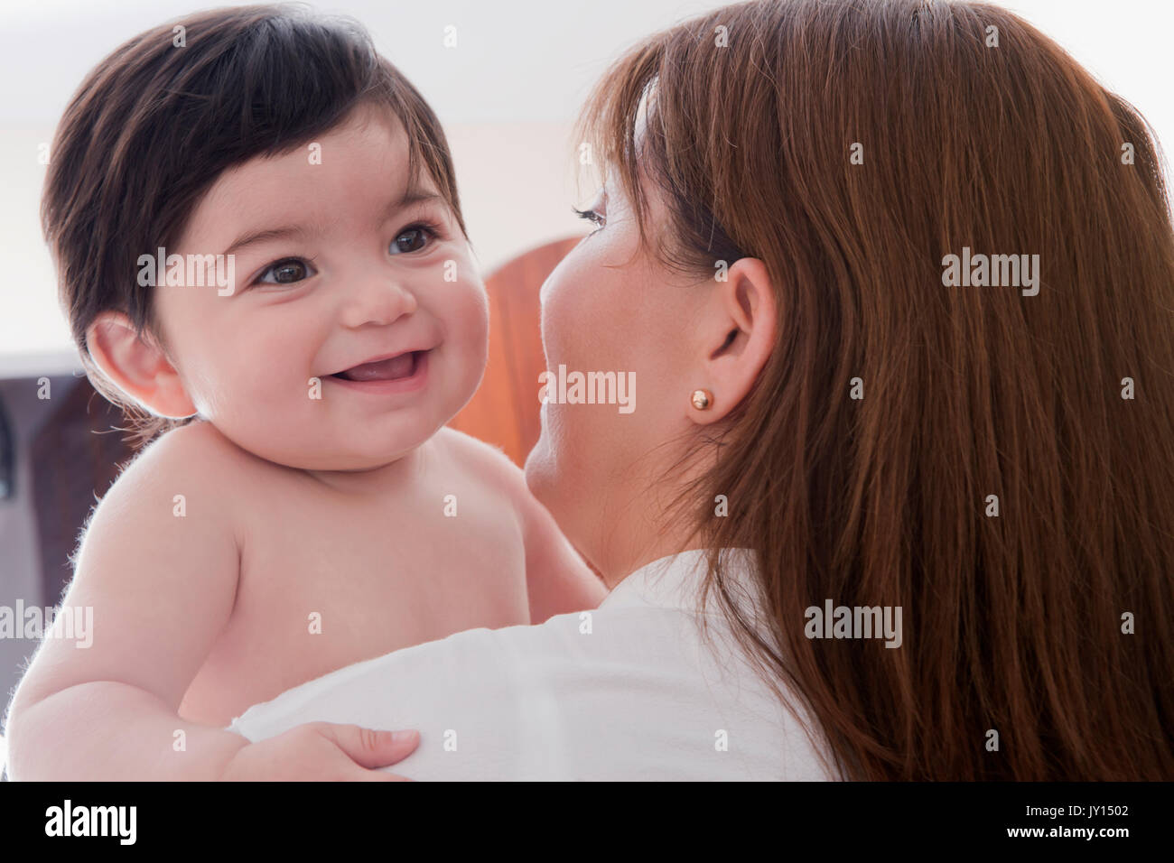 Carrying baby latin america hi-res stock photography and images - Alamy