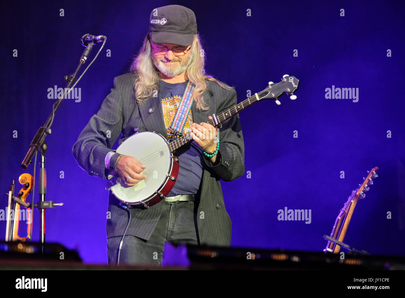 Chris Leslie of Fairport Convention performing at Fairport's Cropredy ...
