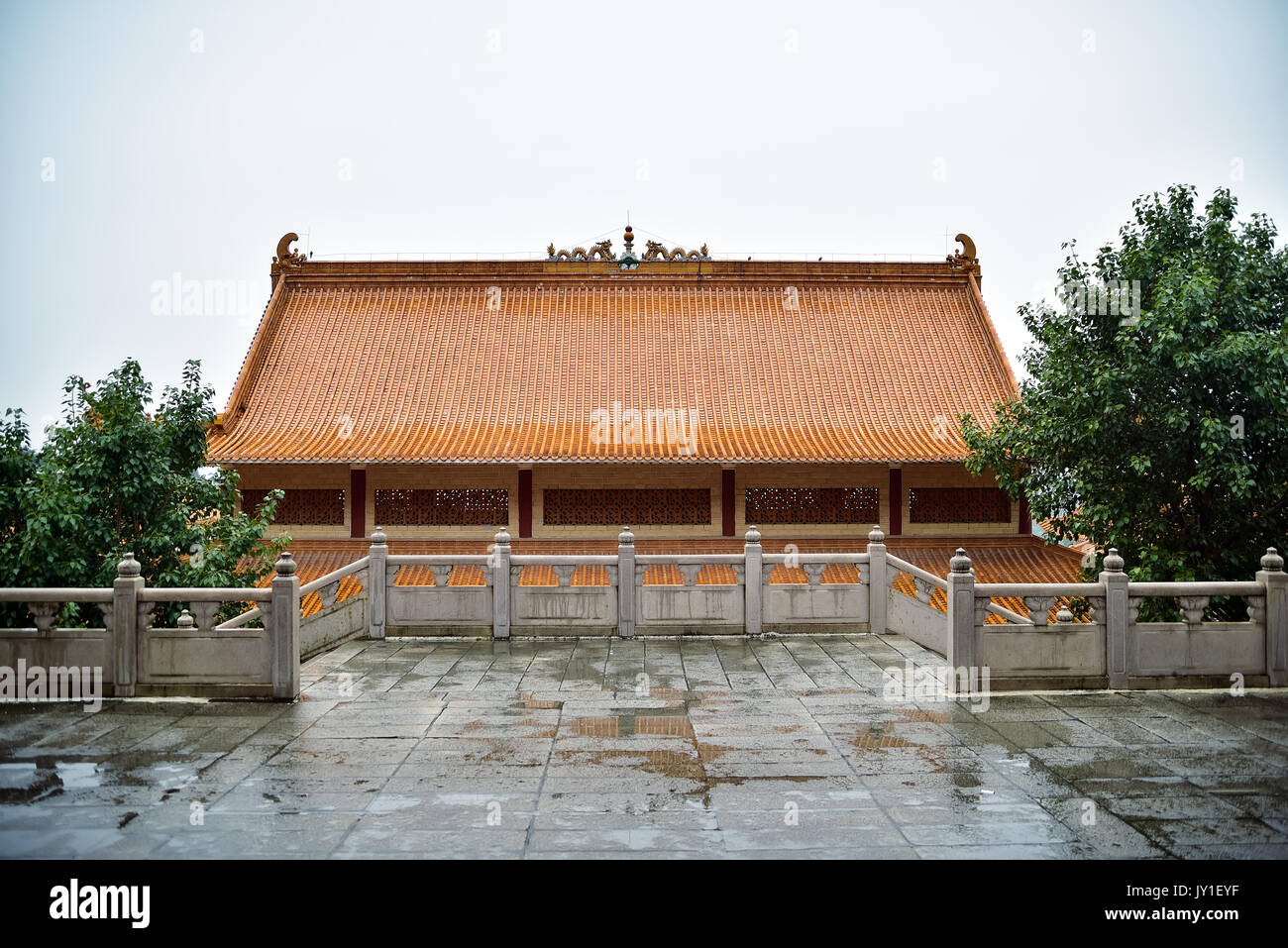 Buddhist temple in china hi-res stock photography and images - Alamy