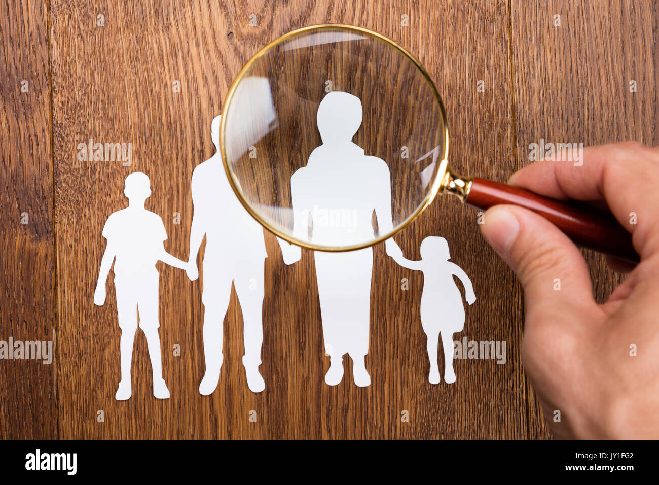Child using magnifying glass hi-res stock photography and images - Alamy