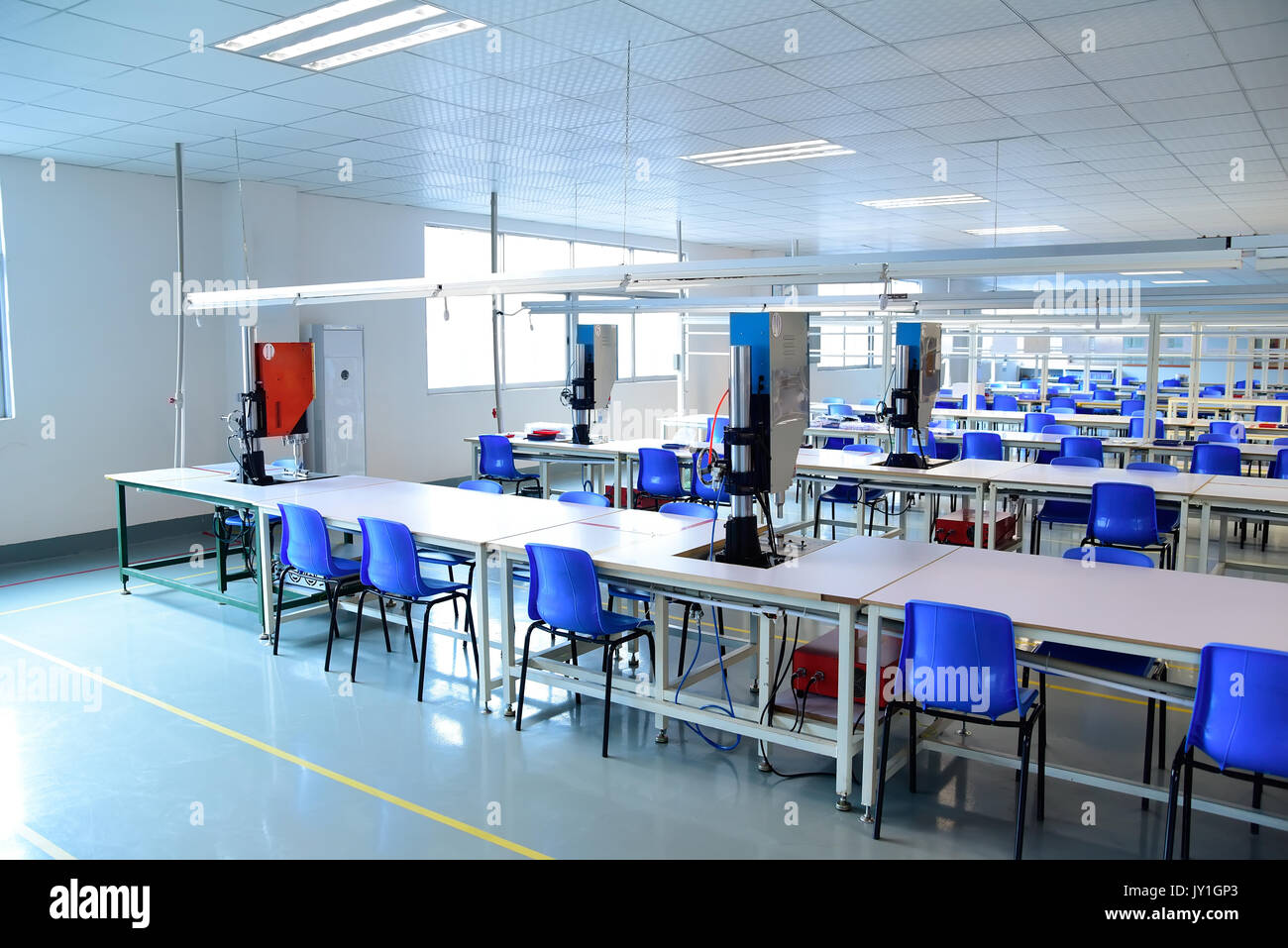 Empty interior factory hi-res stock photography and images - Alamy
