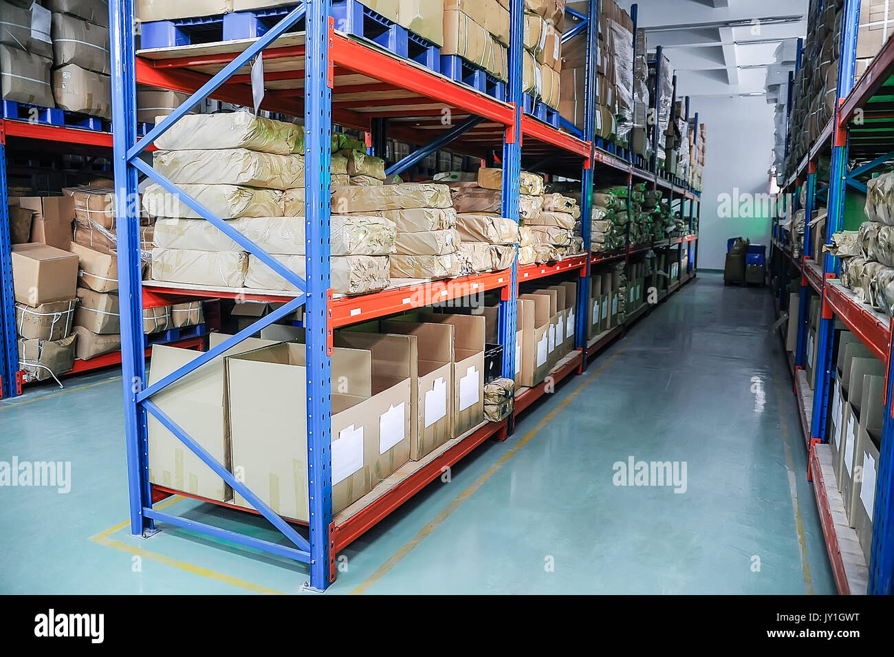 Messy warehouse hi-res stock photography and images - Alamy