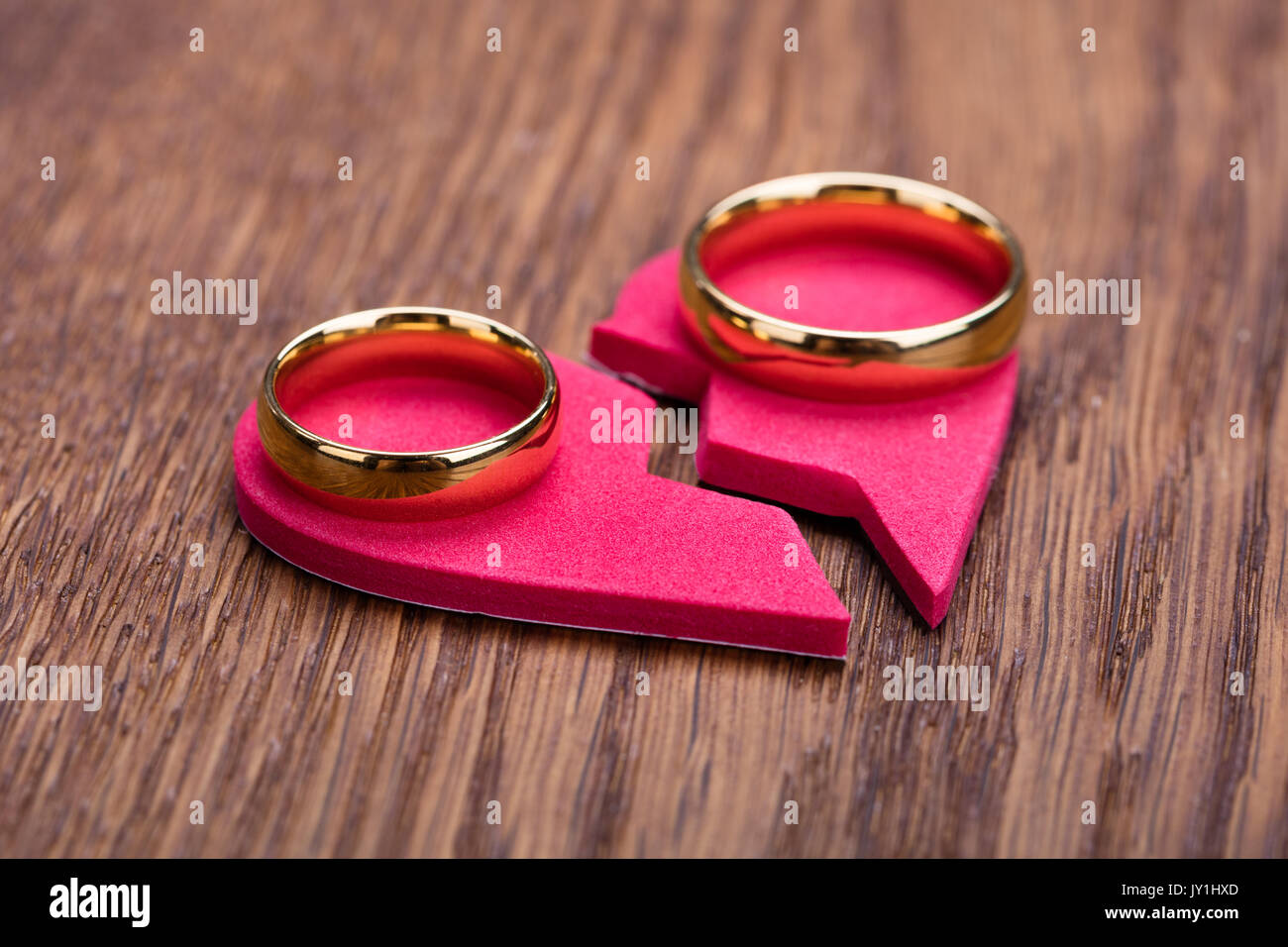 Broken wedding ring hi-res stock photography and images - Alamy