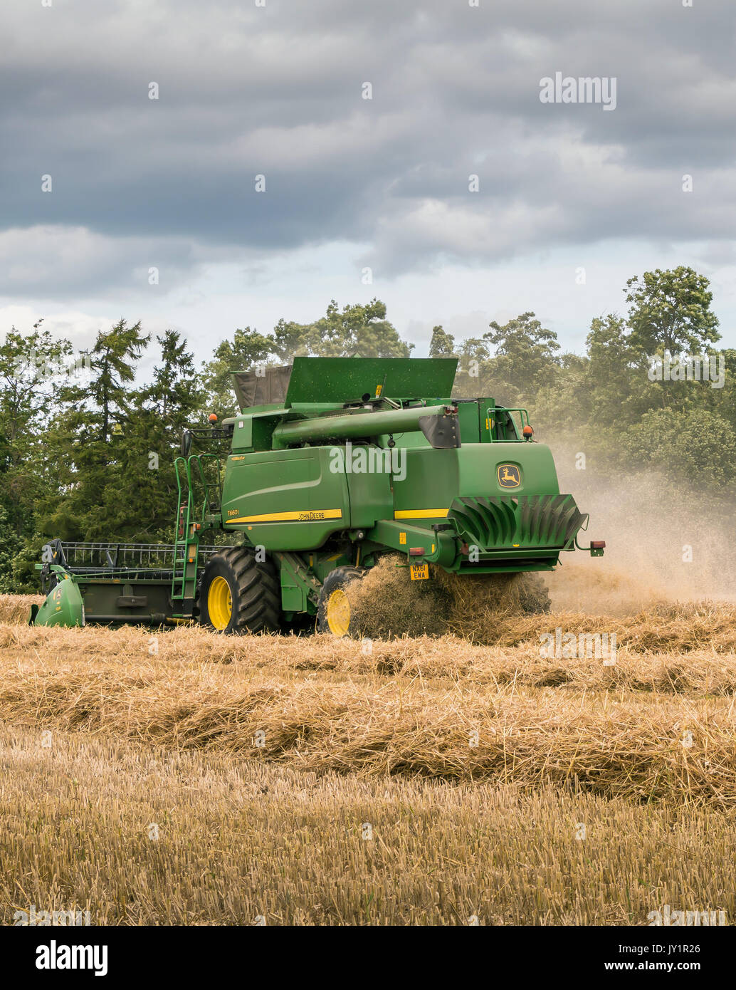 John deere combine harvester machine hi-res stock photography and ...