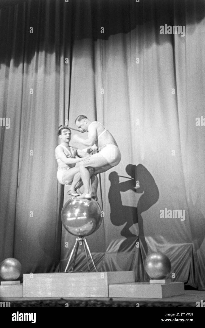 Vintage Circus Acrobats Stock Photos & Vintage Circus Acrobats Stock ...