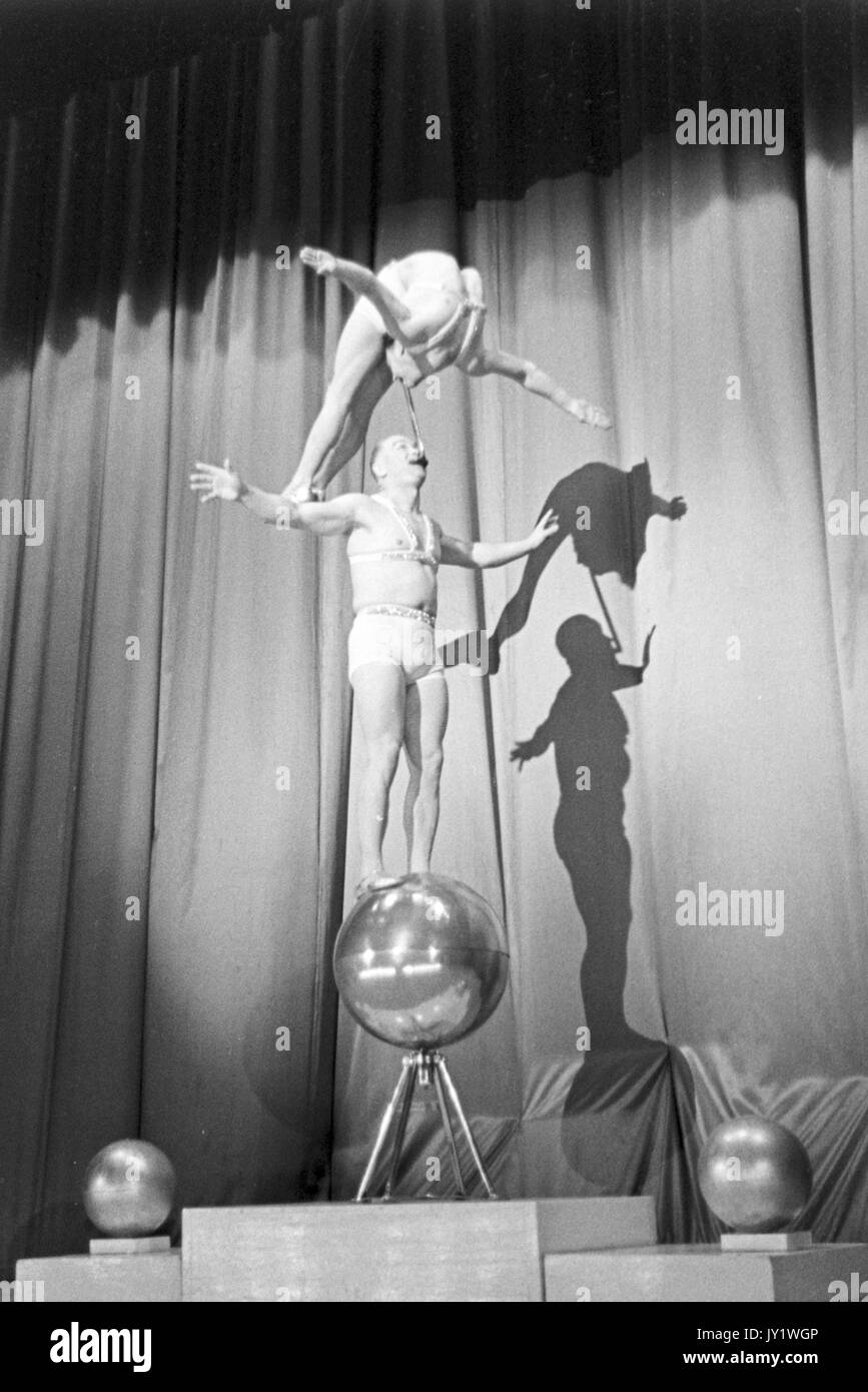 Vintage Circus Acrobats Stock Photos & Vintage Circus Acrobats Stock ...