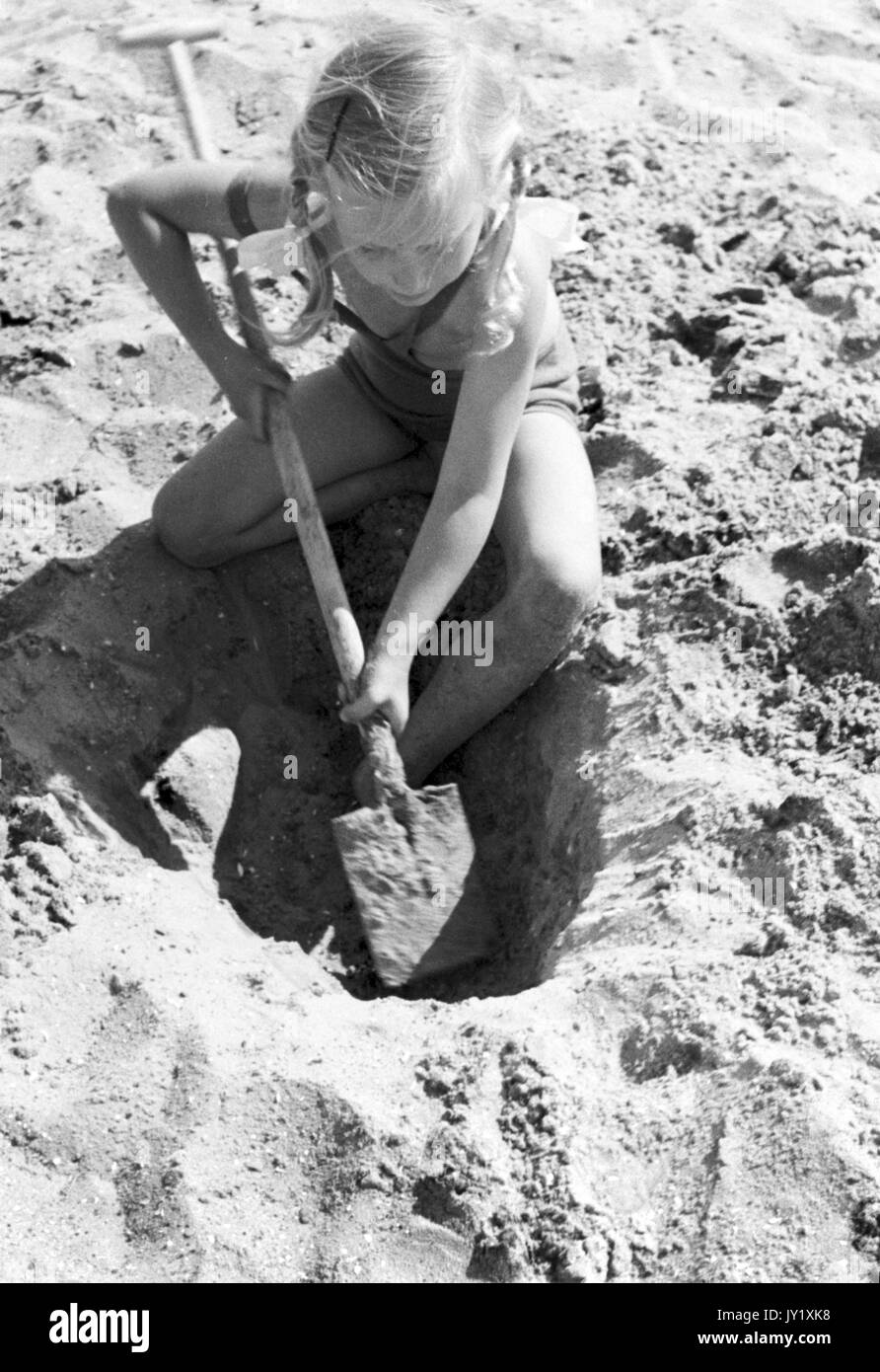 Person Digging With Shovel Black and White Stock Photos & Images - Alamy