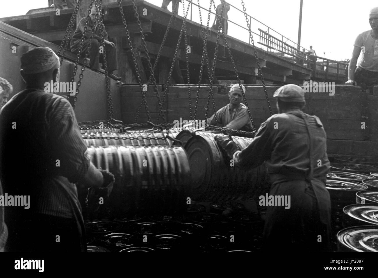 Unloading Barrels Stock Photos & Unloading Barrels Stock Images - Alamy