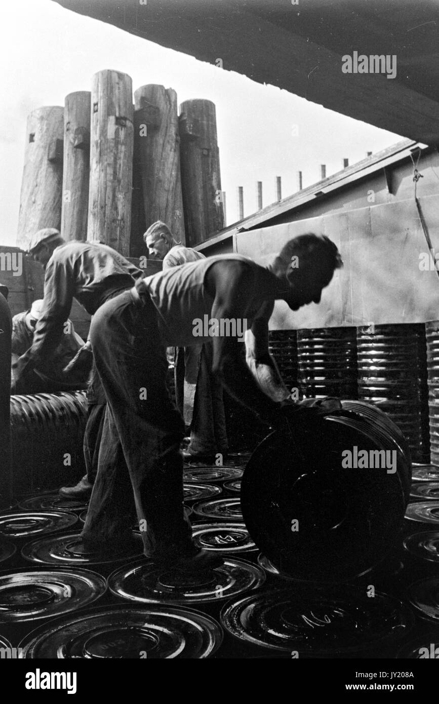 Unloading Barrels Stock Photos & Unloading Barrels Stock Images - Alamy