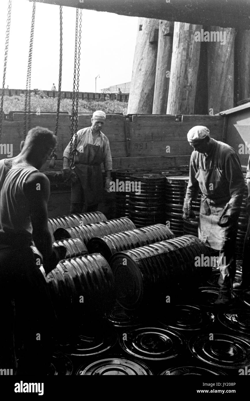 Unloading Barrels Stock Photos & Unloading Barrels Stock Images - Alamy