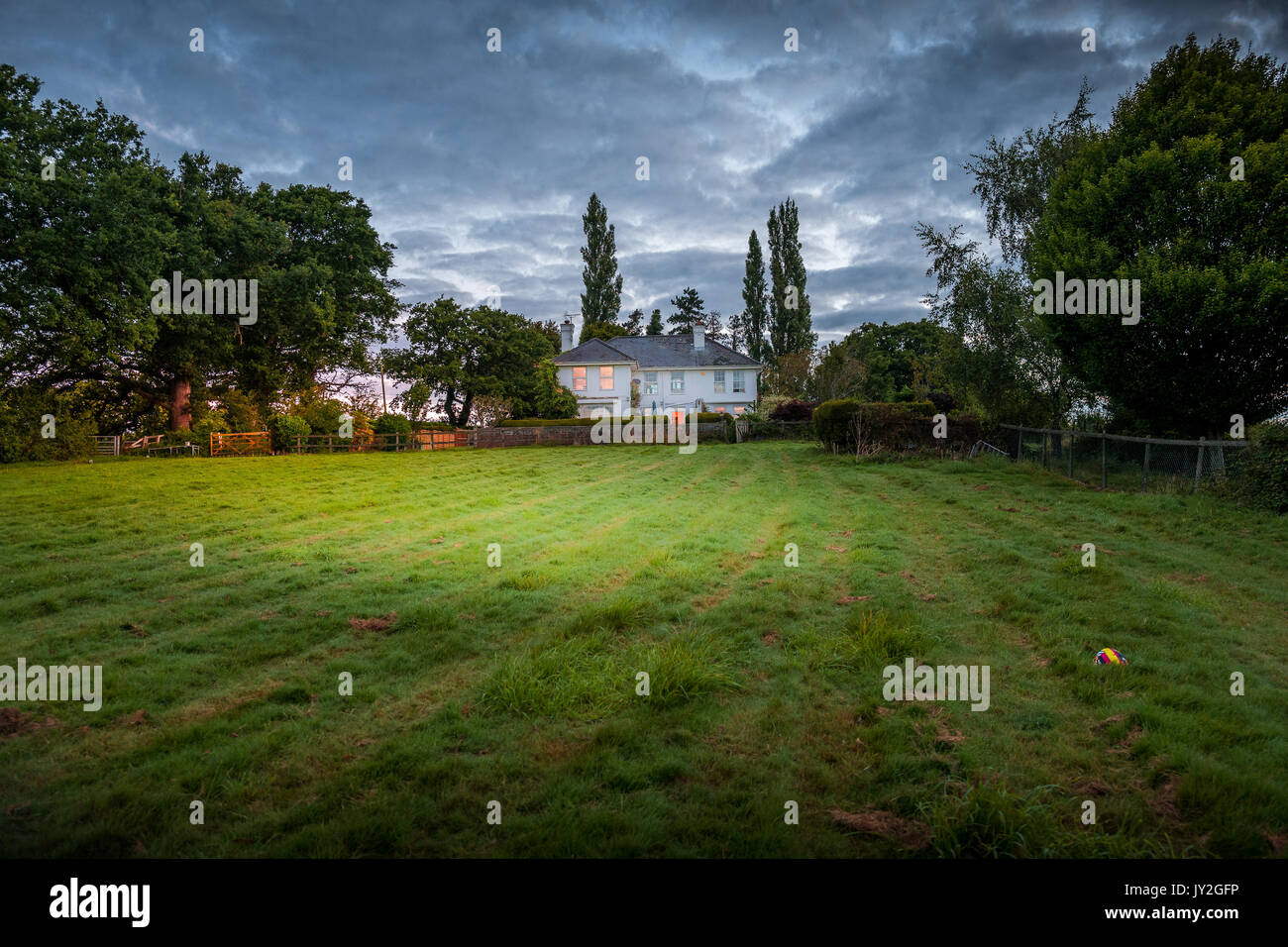 Lit windows hi-res stock photography and images - Alamy