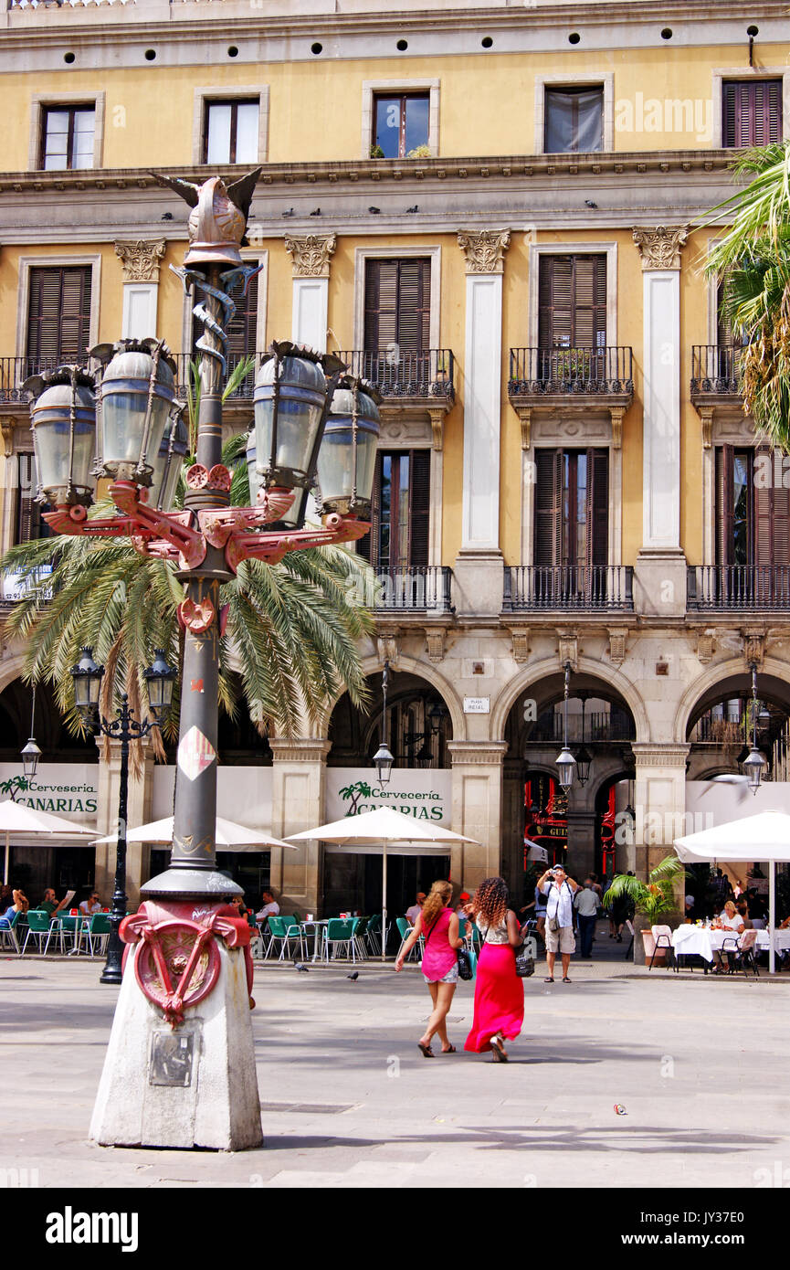 Outdoor cafe tables line the Plaza Reial in the Barri Gotic of ...