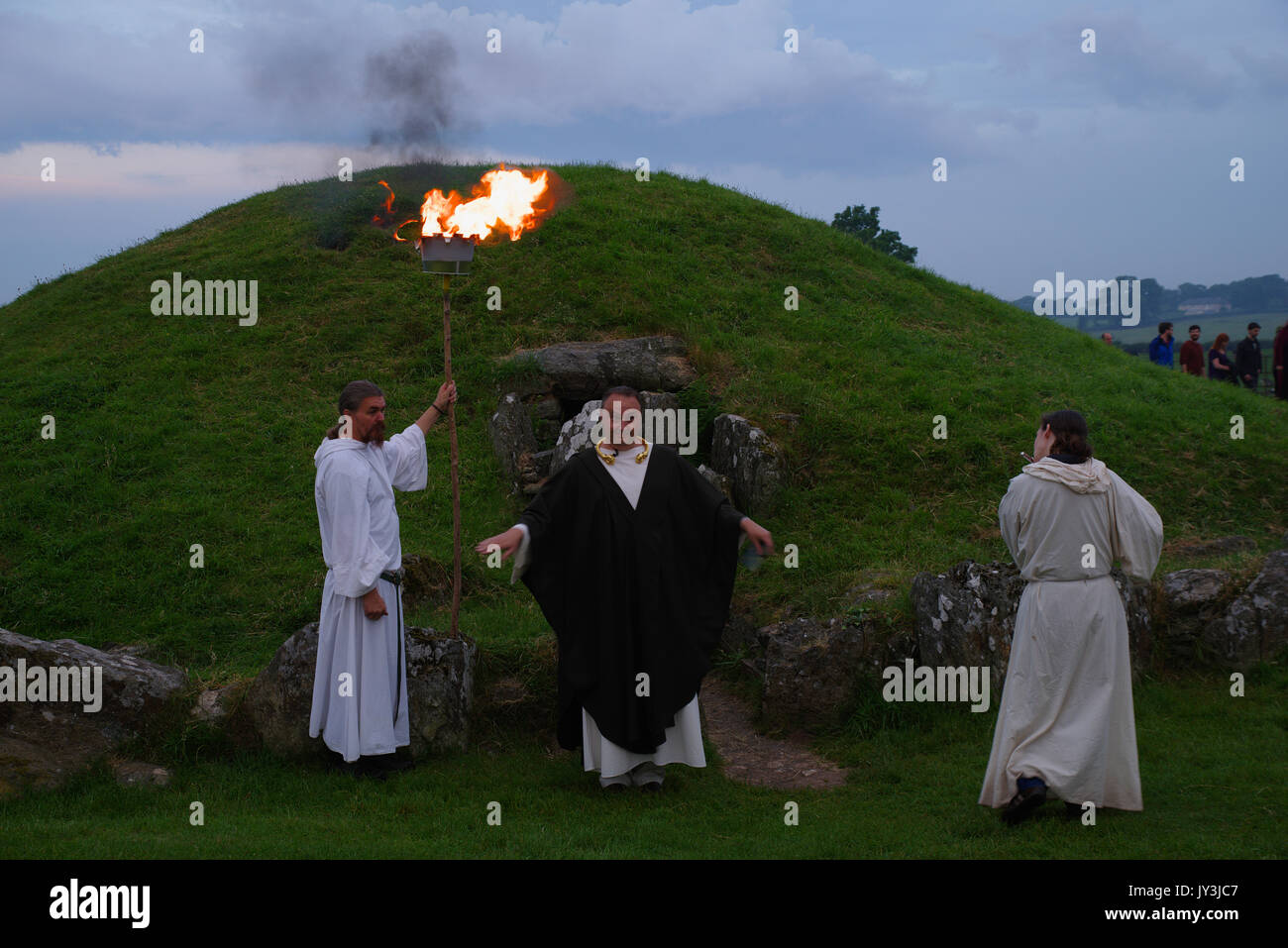 Summer Solstice Celebration, Bryn Celli Ddu, Anglesey Stock Photo - Alamy