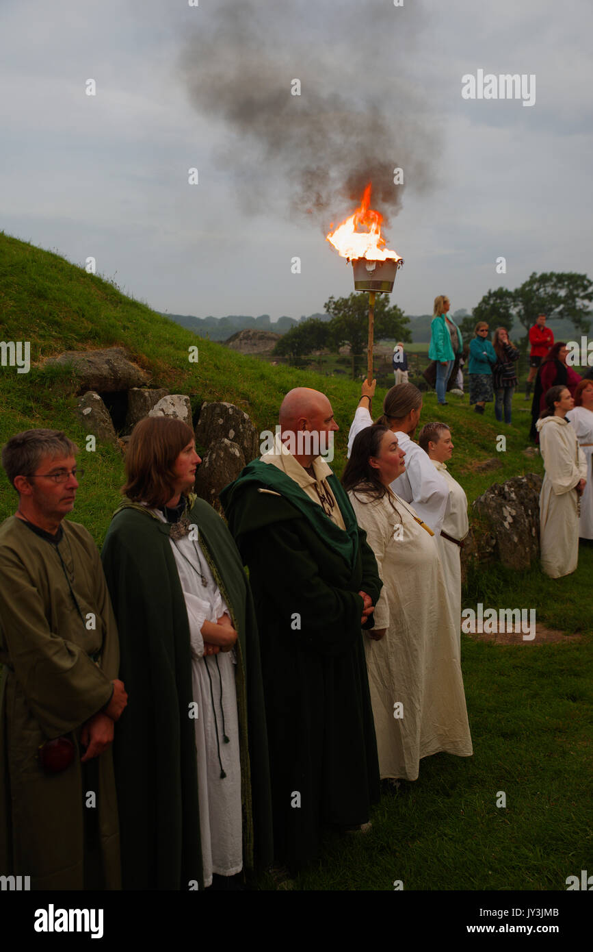 Summer Solstice Celebration, Bryn Celli Ddu, Anglesey Stock Photo - Alamy